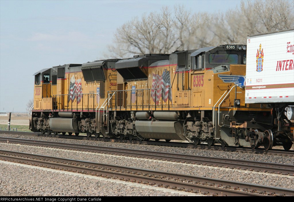 UP 8385 2nd in consist on WB Shooter